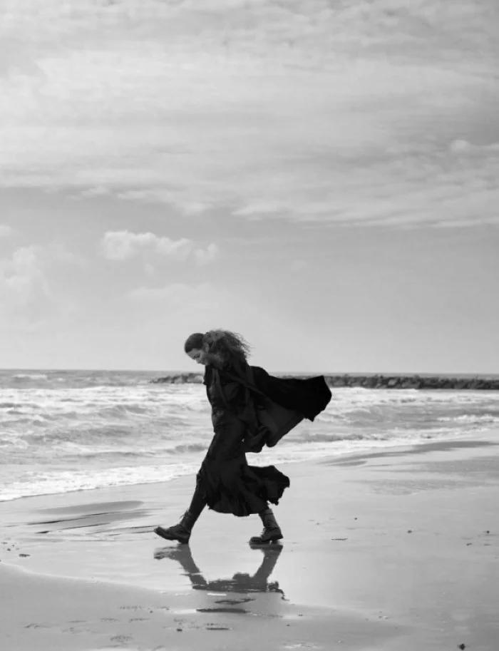 Fashion Mavens Flock To Beach In Peter Lindbergh Images For Vogue ...