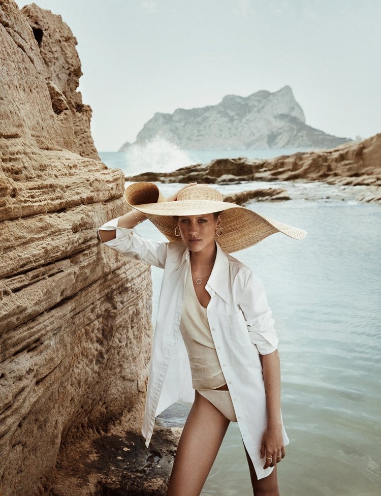 Jonathan Segade Captures Rasa Valentino In White Beauty For Mujerhoy ...