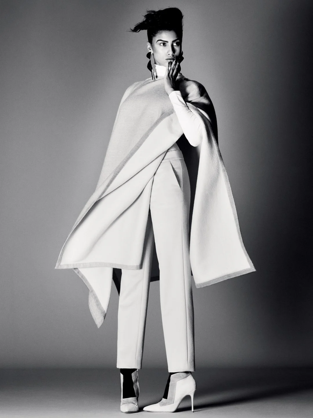 Theo Sion Flashes Fran, Imaan & Kiki In 'New Season Starts Now' For ...