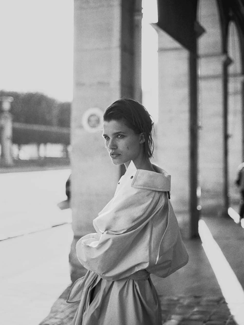 Julia Van Os Wears Classic Trenches Lensed By Sebastian Sabal-Bruce For ...