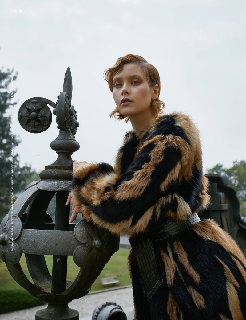 Margarita Pugovka Is Lensed By Élio Nogueira In 'Shallow' For L'Officiel Russia December 2018 ...