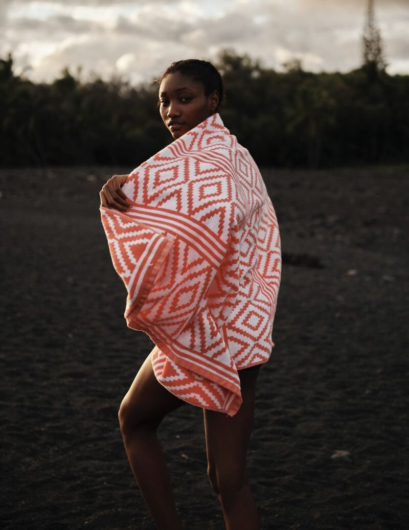 Eniola Abioro in Hawaii by Bridget Fleming for Vogue Mexico April 2021 ...