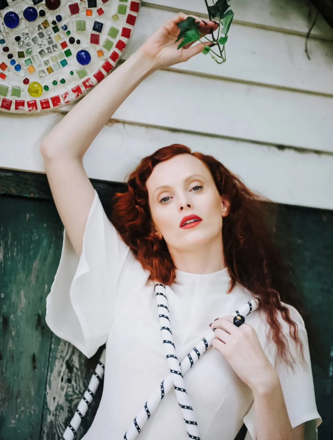 Karen Elson Bring Model Mastery to ELLE Russia November — Anne of ...