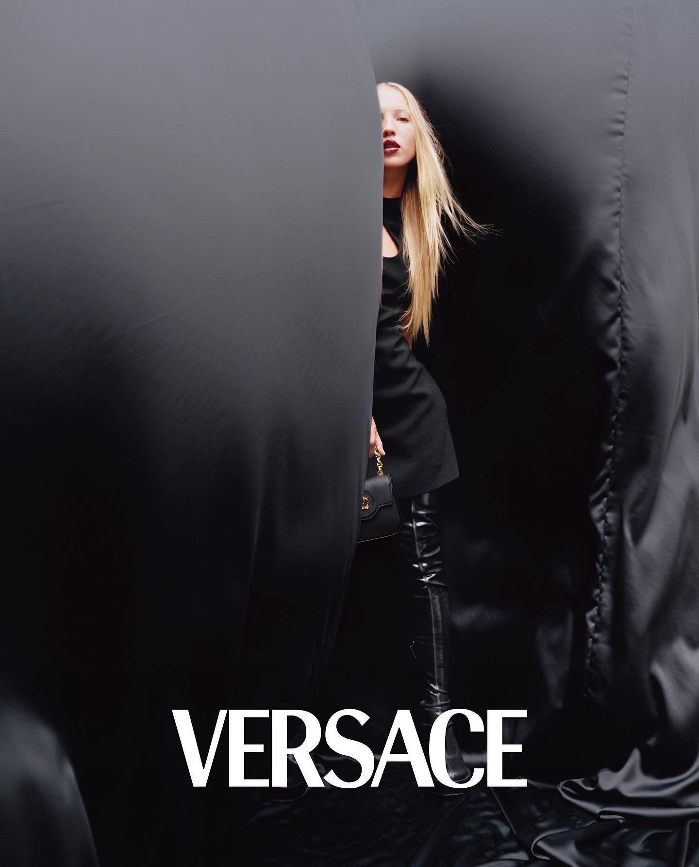 Versace Pre-Fall 2022 Campaign by Oliver Hadlee Pearch — Anne of ...