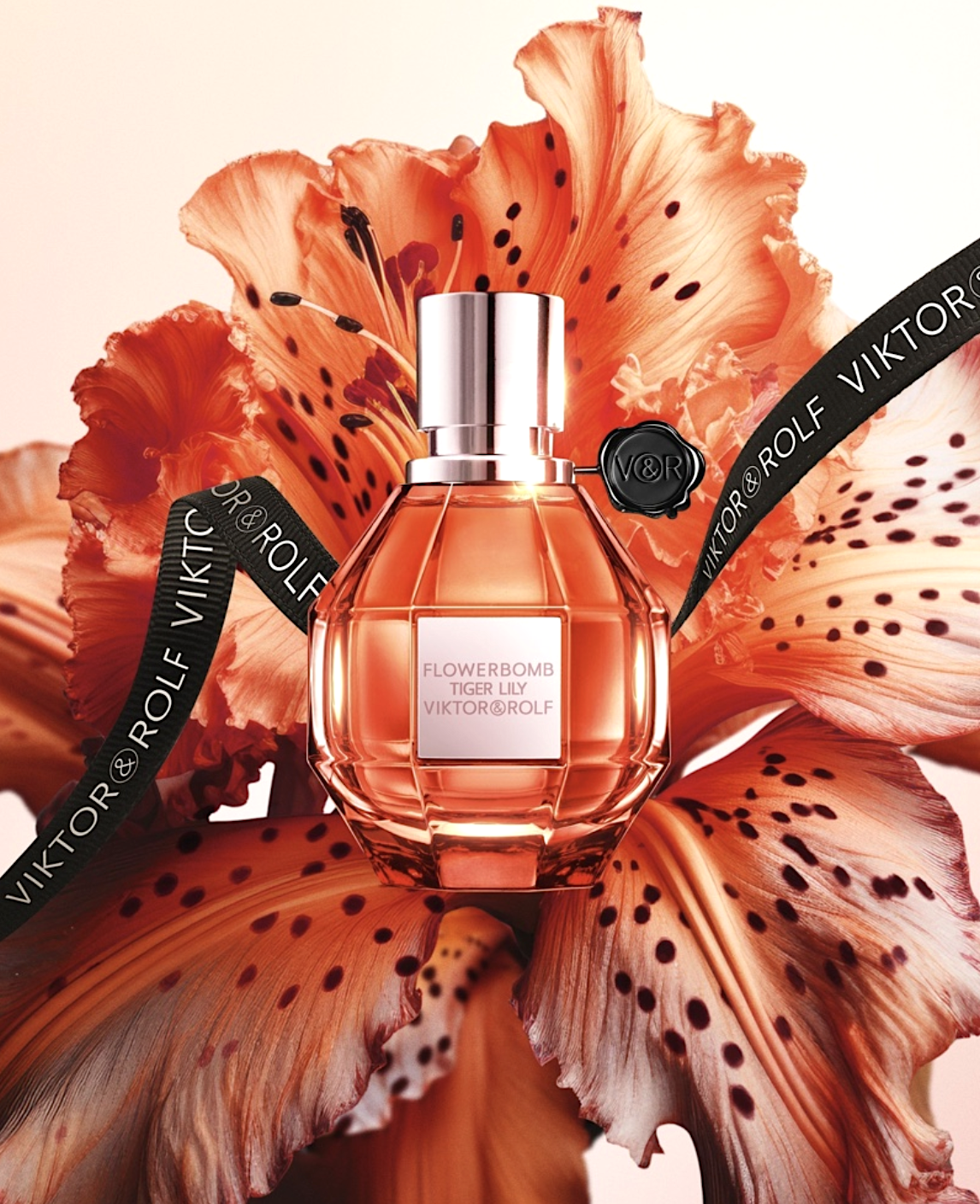 Emily Ratajkowski Basks in Solar Fragrance Victor & Rolf Flowerbomb ...