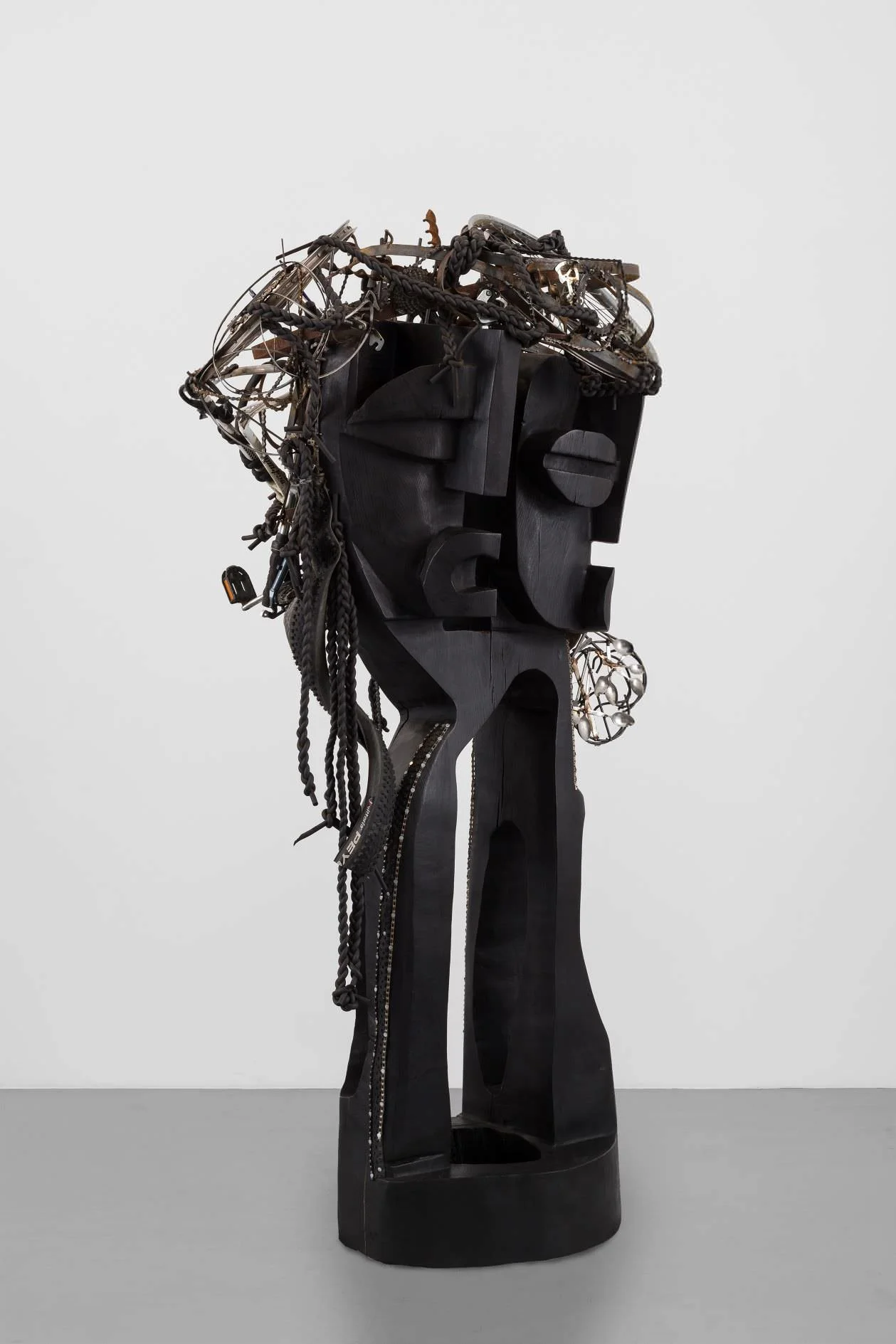 I clan di sculture in spazzatura di Leilah Babirye — ARTBOOMS