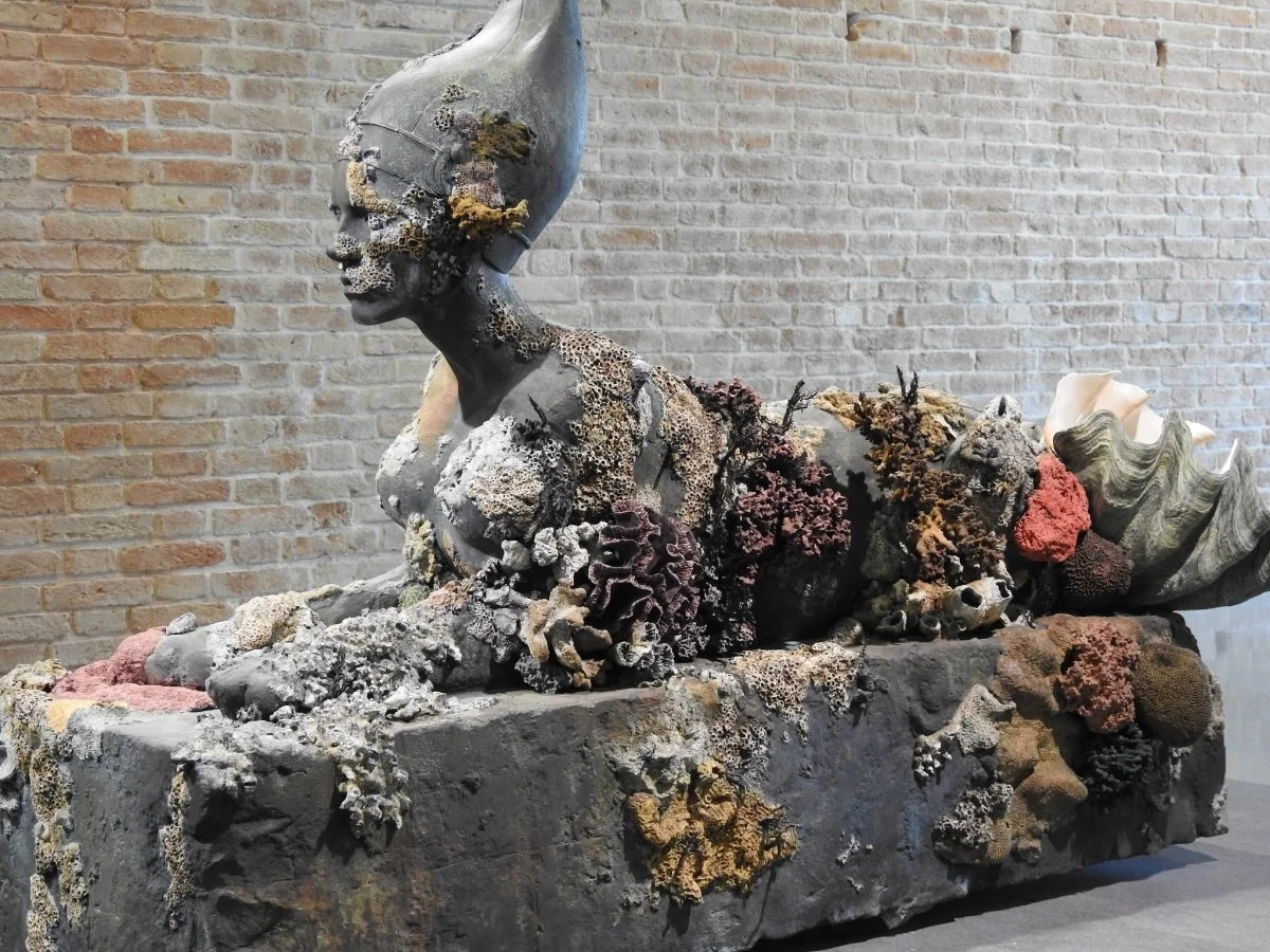 Rolls Royce si schianta contro una scultura di Damien Hirst — ARTBOOMS