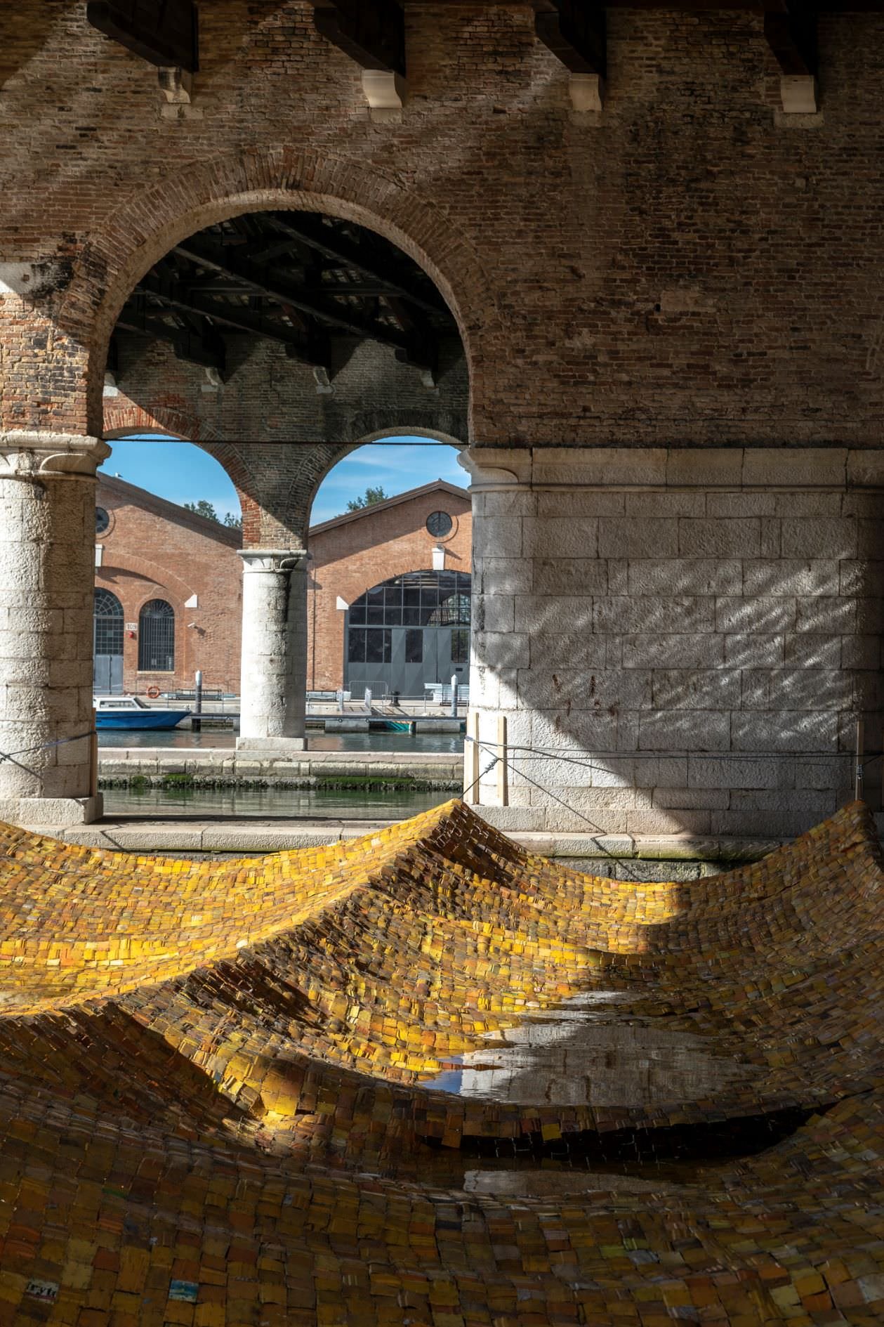 I mosaici di Serge Attukwei Clottey alla Biennale d'Architettura — ARTBOOMS