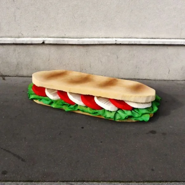 Nelle strade di Parigi l'artista Lor-K trasforma i vecchi materassi in golosità giganti — ARTBOOMS