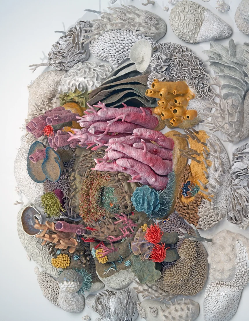 L’artista Courtney Mattison ricrea la bellezza della barriera corallina ...
