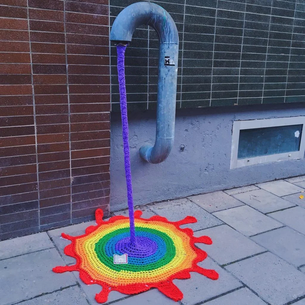 “Guerrilla crochet” trasforma con l’uncinetto in fontane d’arcobaleno i ...