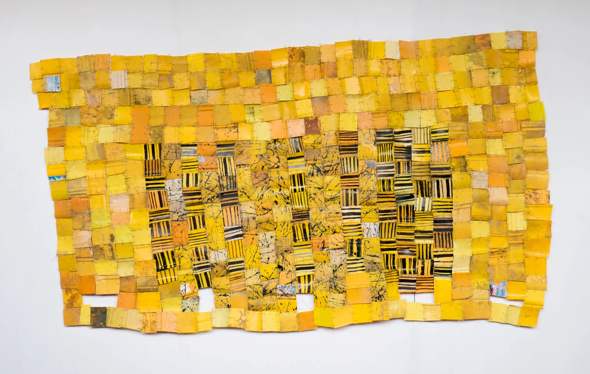 L’artista Serge Attukwei Clottey che crea tessuti tradizionali africani ...