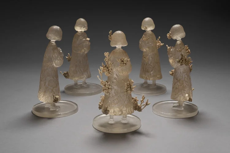 Le nostalgiche e poetiche statuine di vetro di Meng Du. Colorate con il ...