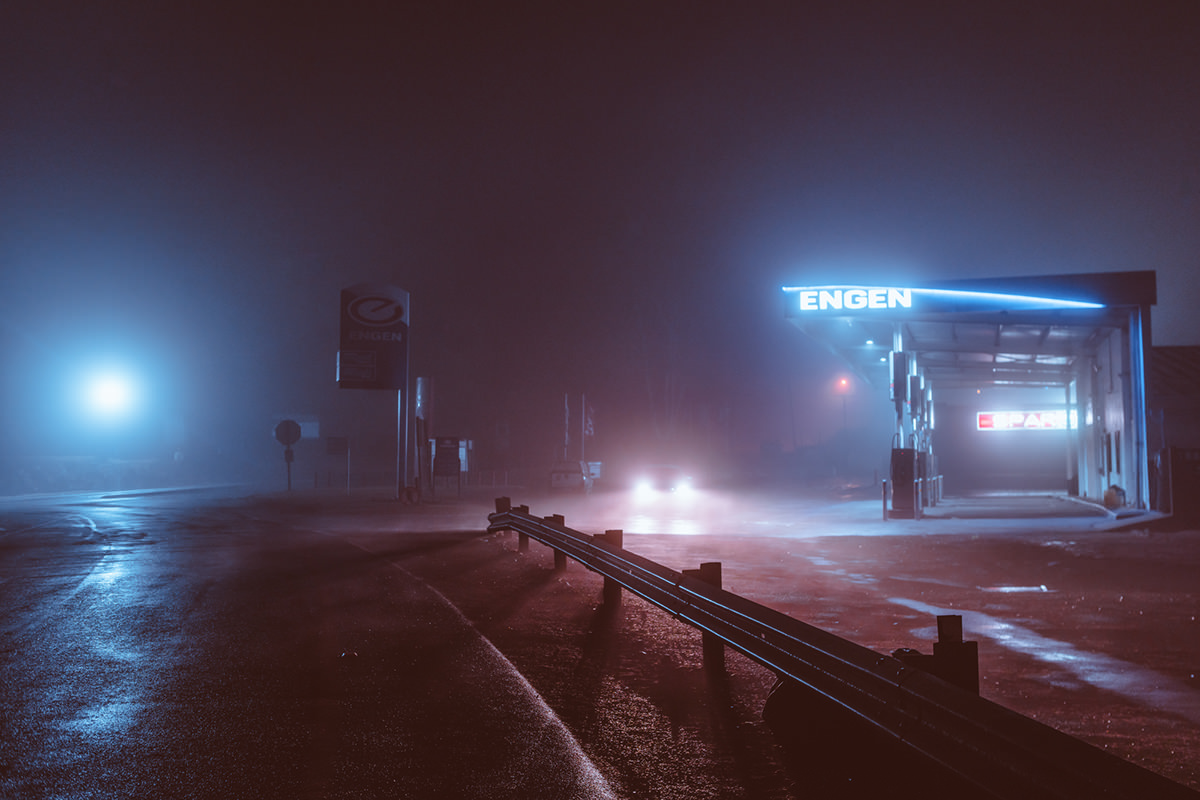 La ‘Midnight Stop’ di Elsa Bleda nel paesaggio desolante e misterioso ...