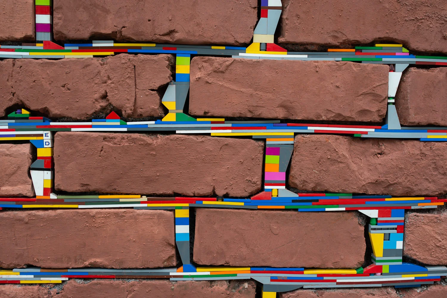 Jan Vormann l’artista che ripara le crepe dei muri del mondo con i LEGO ...