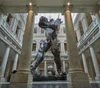 La sculturona di Damien Hirst star della mostra di Venezia trova casa ...