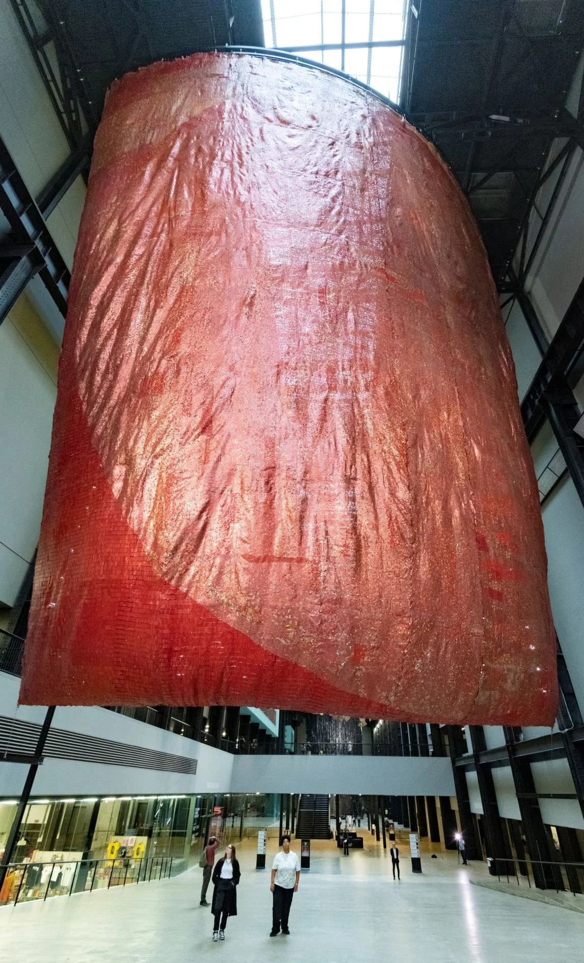 I monumentali arazzi marinari di El Anatsui alla Turbine Hall — ARTBOOMS