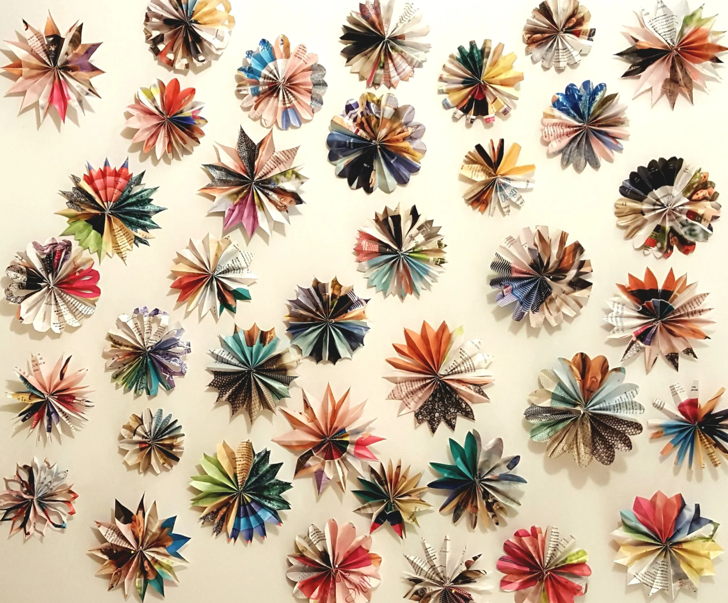 Catalog Stars! Recycle catalogs into star decorations for Christmas and ...