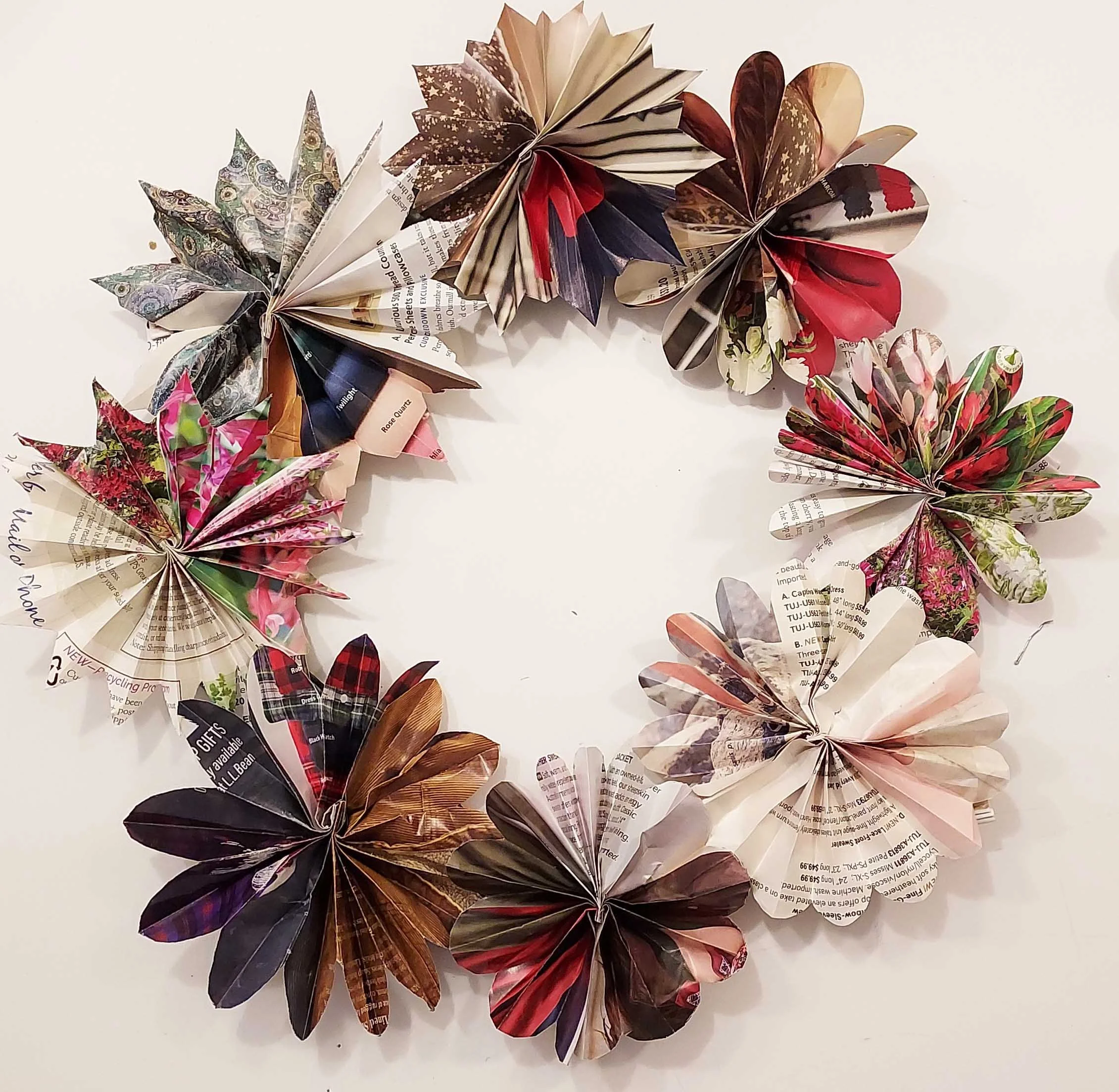 Easy to make Christmas decorations, made out of catalogs. Full ...