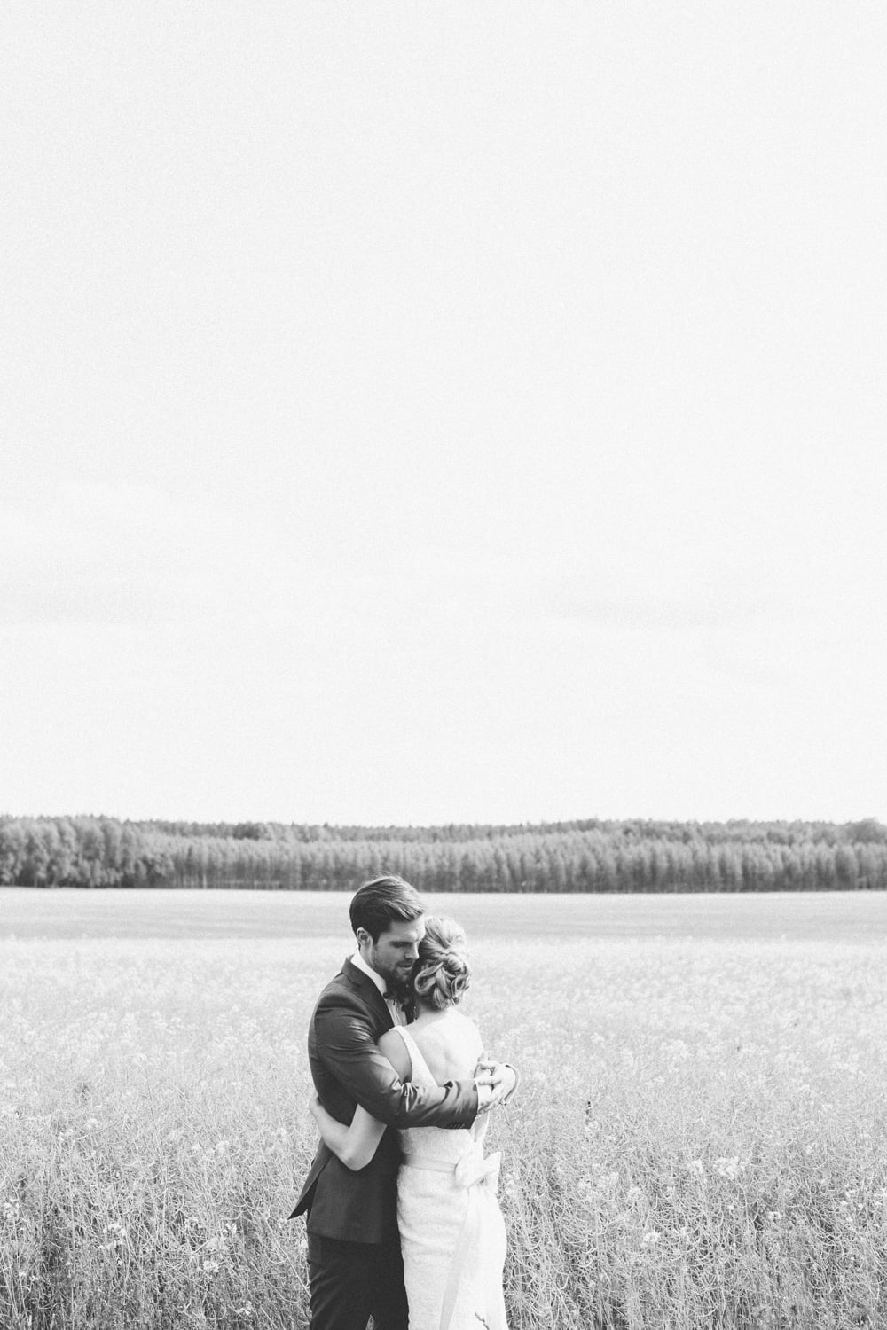 Lantligt bröllop med fest i vackert magasin: Sofia och Martin