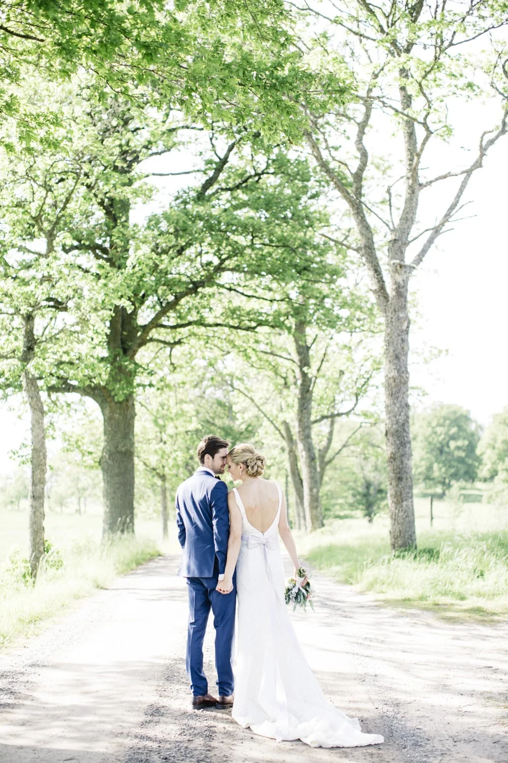 Lantligt bröllop med fest i vackert magasin: Sofia och Martin