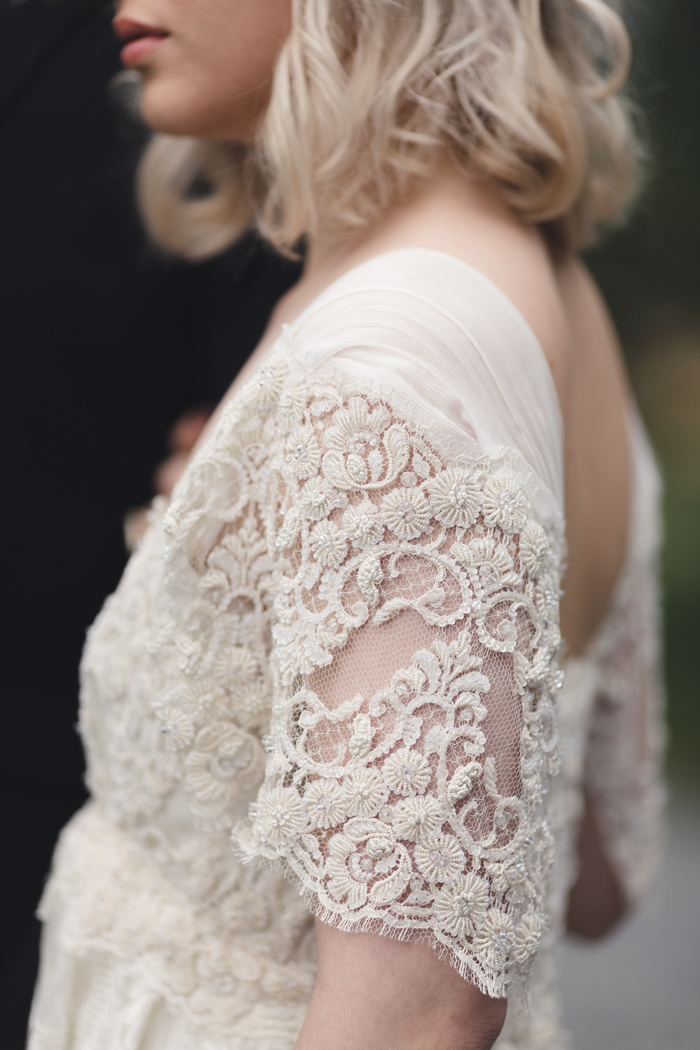 Dramatisk bröllopsinspiration med yvig brudbukett