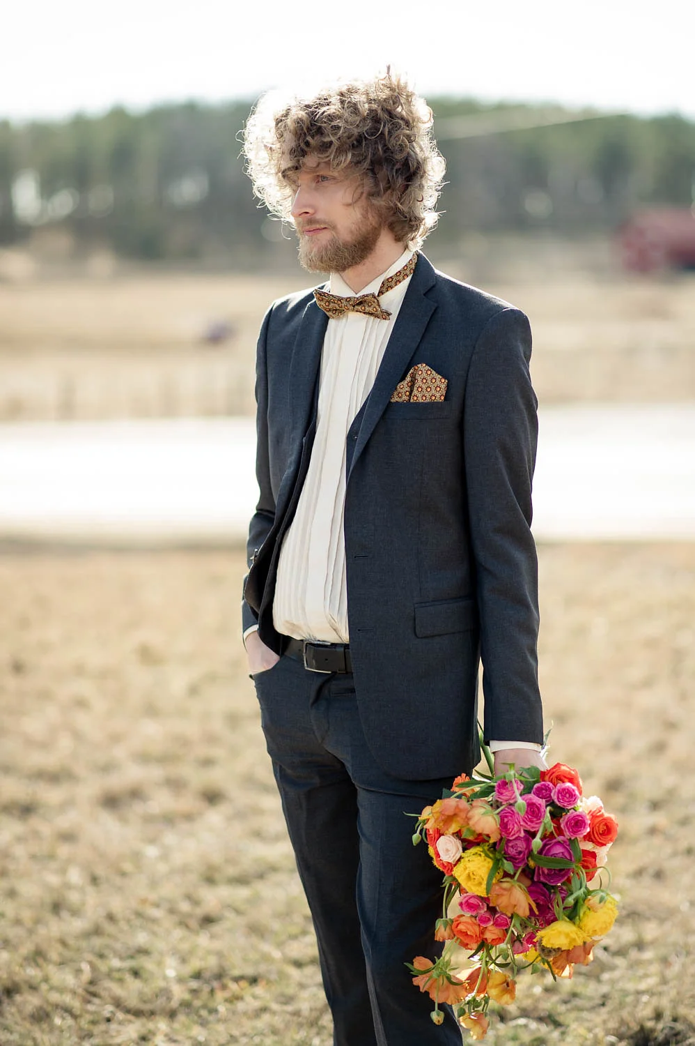 Inspirationsfotografering med vintageporslin och hållbara brudklänningar