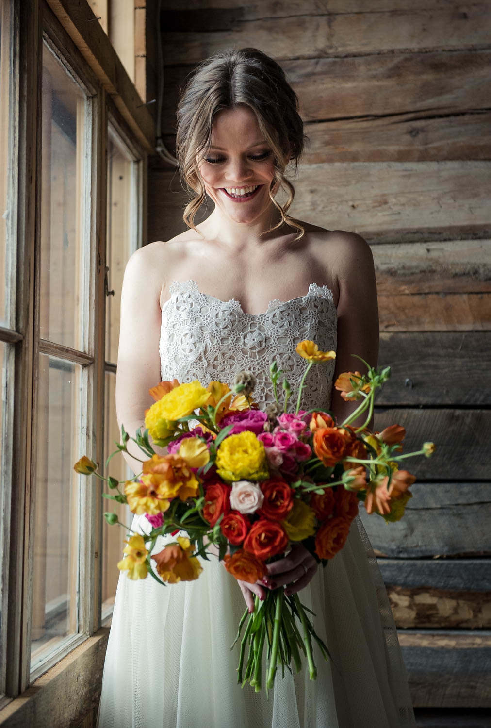 Inspirationsfotografering med vintageporslin och hållbara brudklänningar