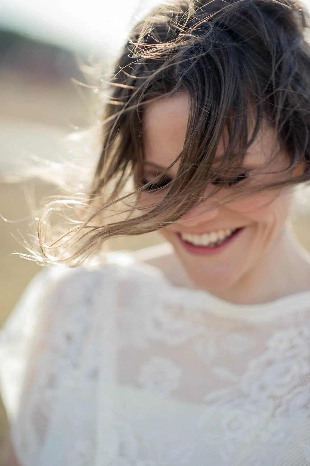 Inspirationsfotografering med vintageporslin och hållbara brudklänningar