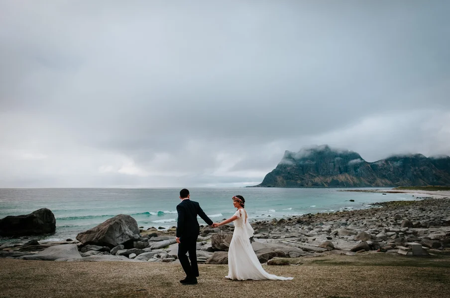 Unika bröllopsporträtt i Lofoten: Jillian + Jason