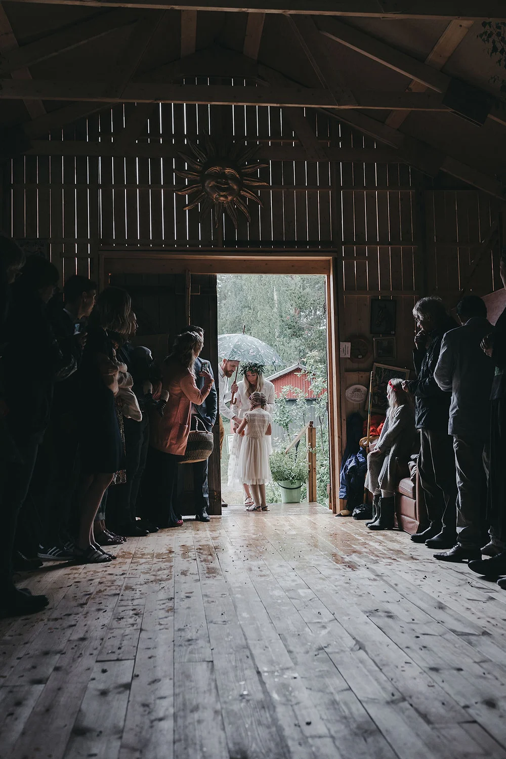 Intimt midsommarbröllop: Emma + Isaac