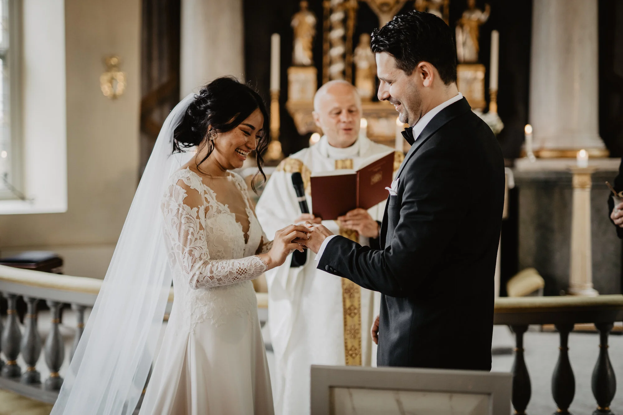 Naturnära Junibröllop Med Fest i Lada: Anna + Darko