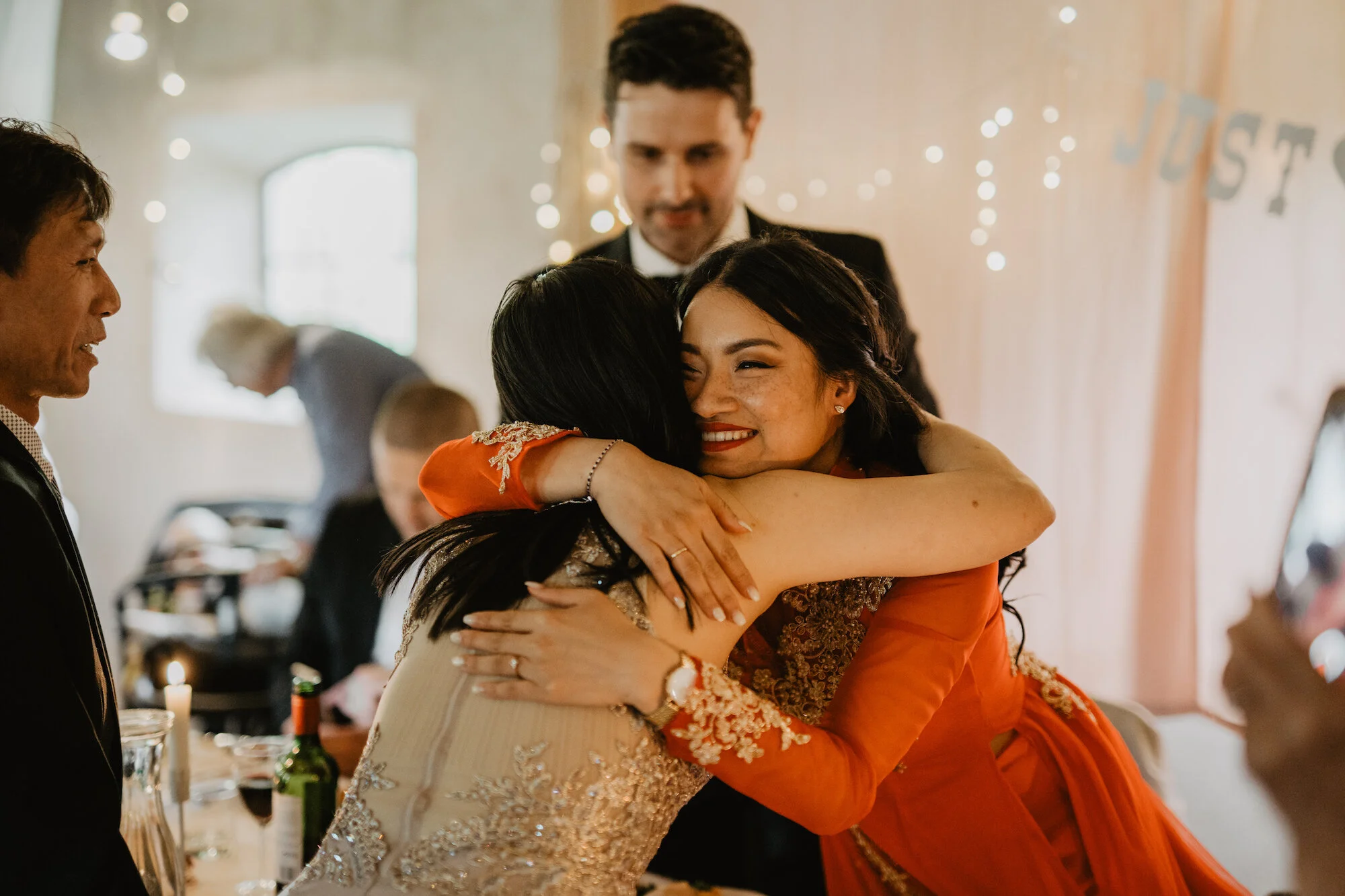 Naturnära Junibröllop Med Fest i Lada: Anna + Darko