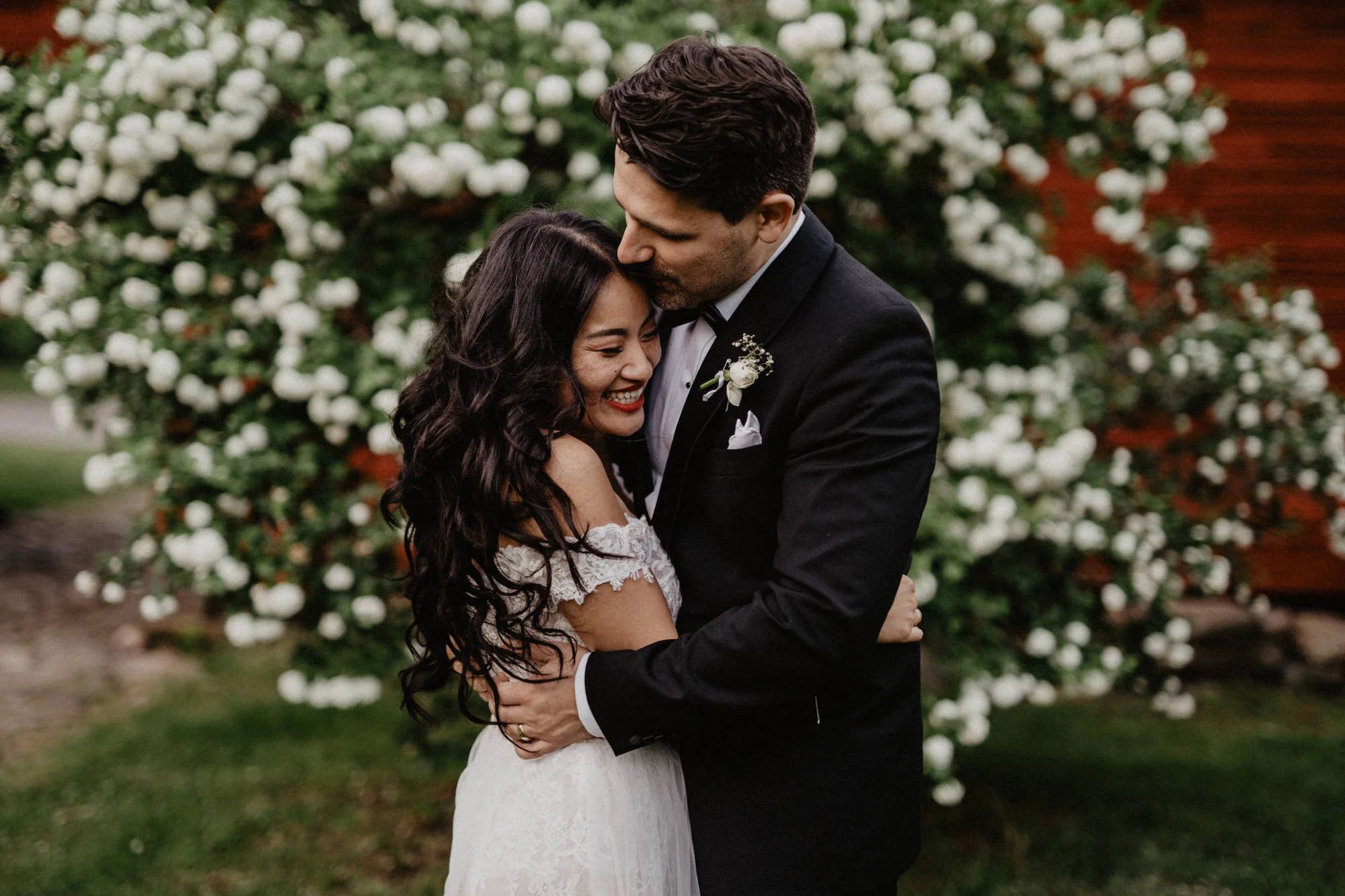 Naturnära Junibröllop Med Fest i Lada: Anna + Darko