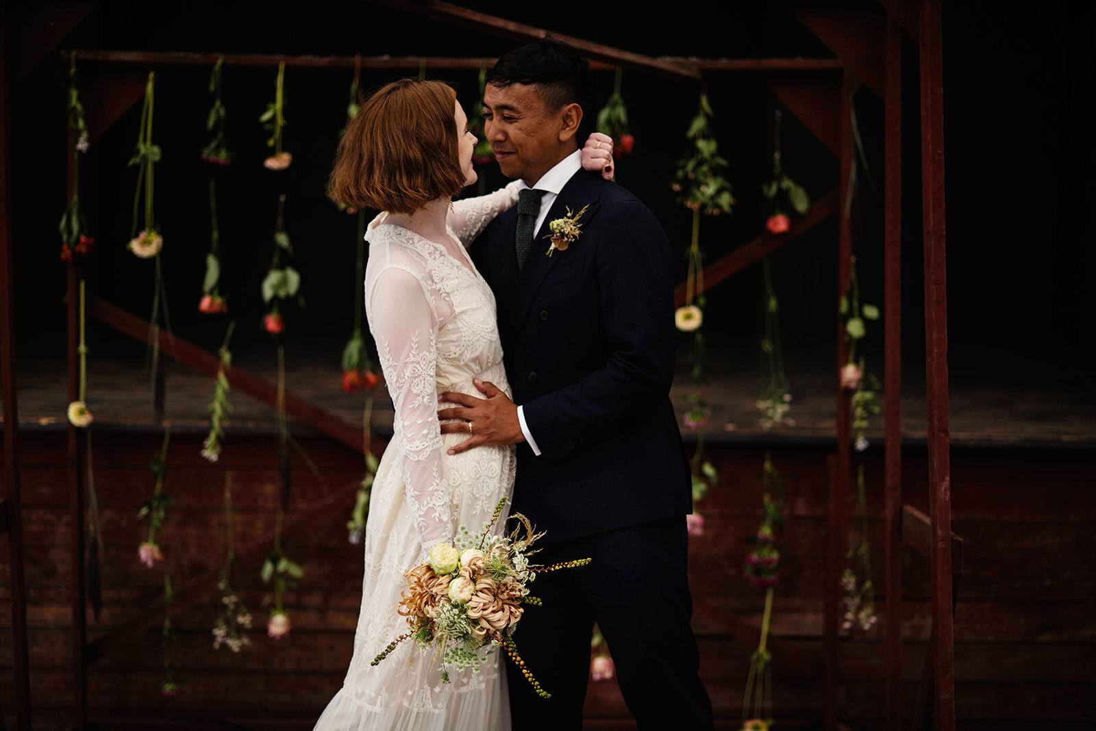 En kombination av trädgårdsbröllop och stadsbröllop: Malin + Alex