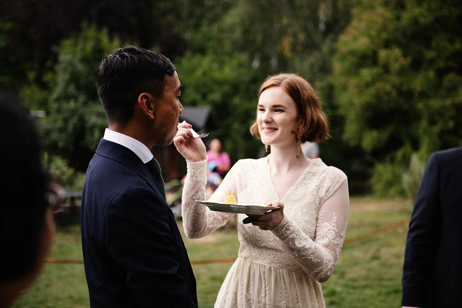 En kombination av trädgårdsbröllop och stadsbröllop: Malin + Alex