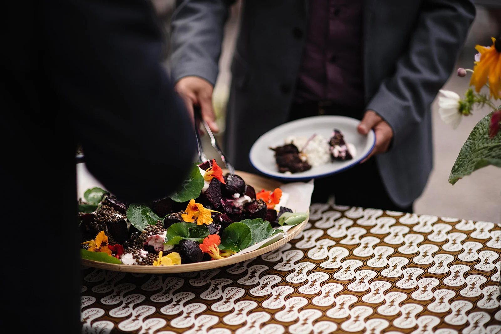 En kombination av trädgårdsbröllop och stadsbröllop: Malin + Alex