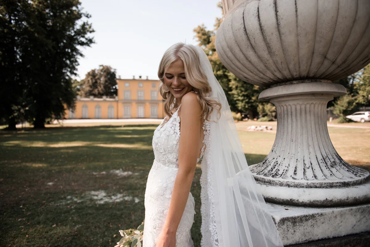 Familjärt Augustibröllop Med Vigsel I Hagaparken I Stockholm: Michaela ...