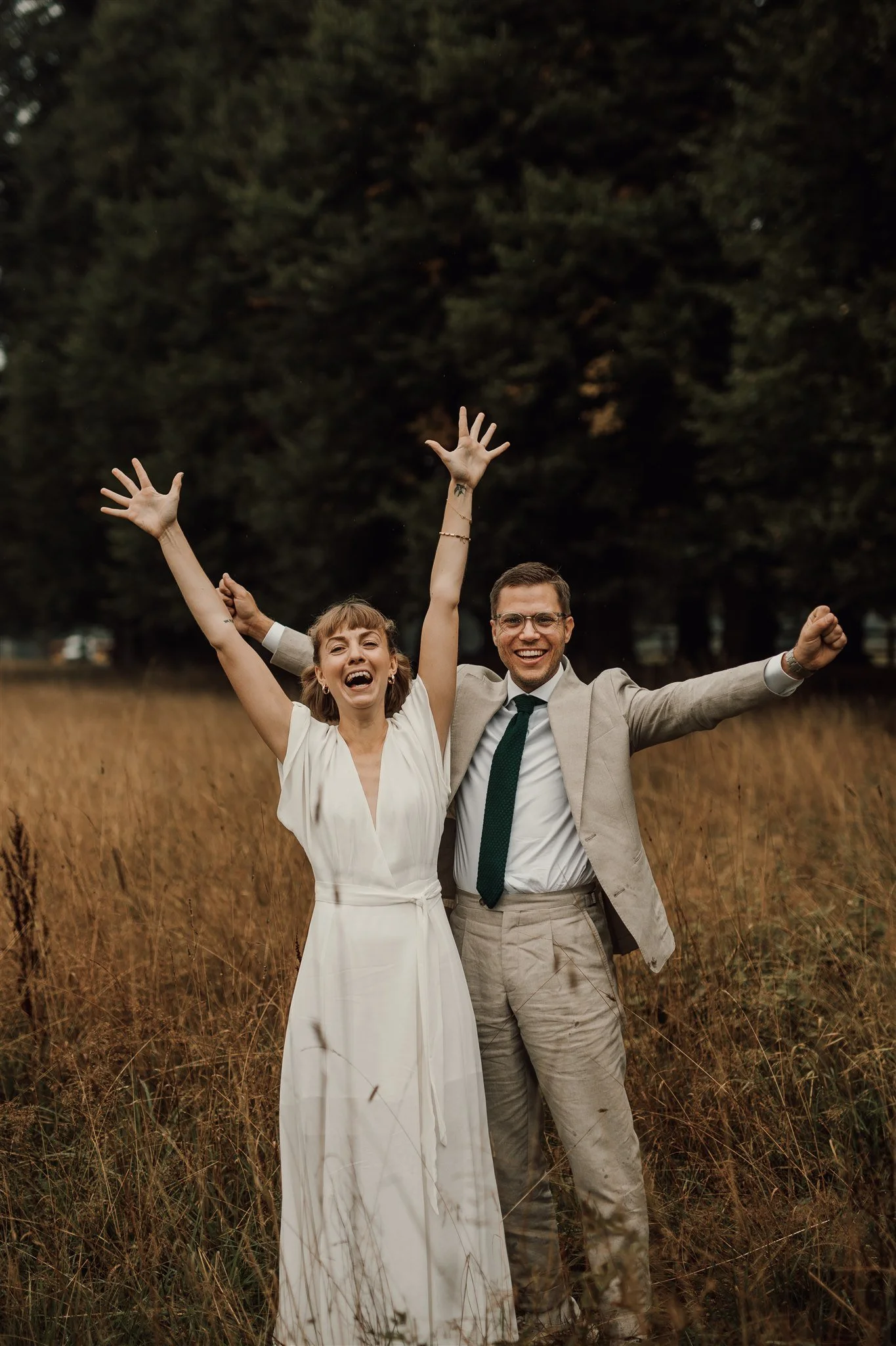 Lantligt Septemberbröllop Med Vigsel Och Fest I Lada: Amanda och Martin