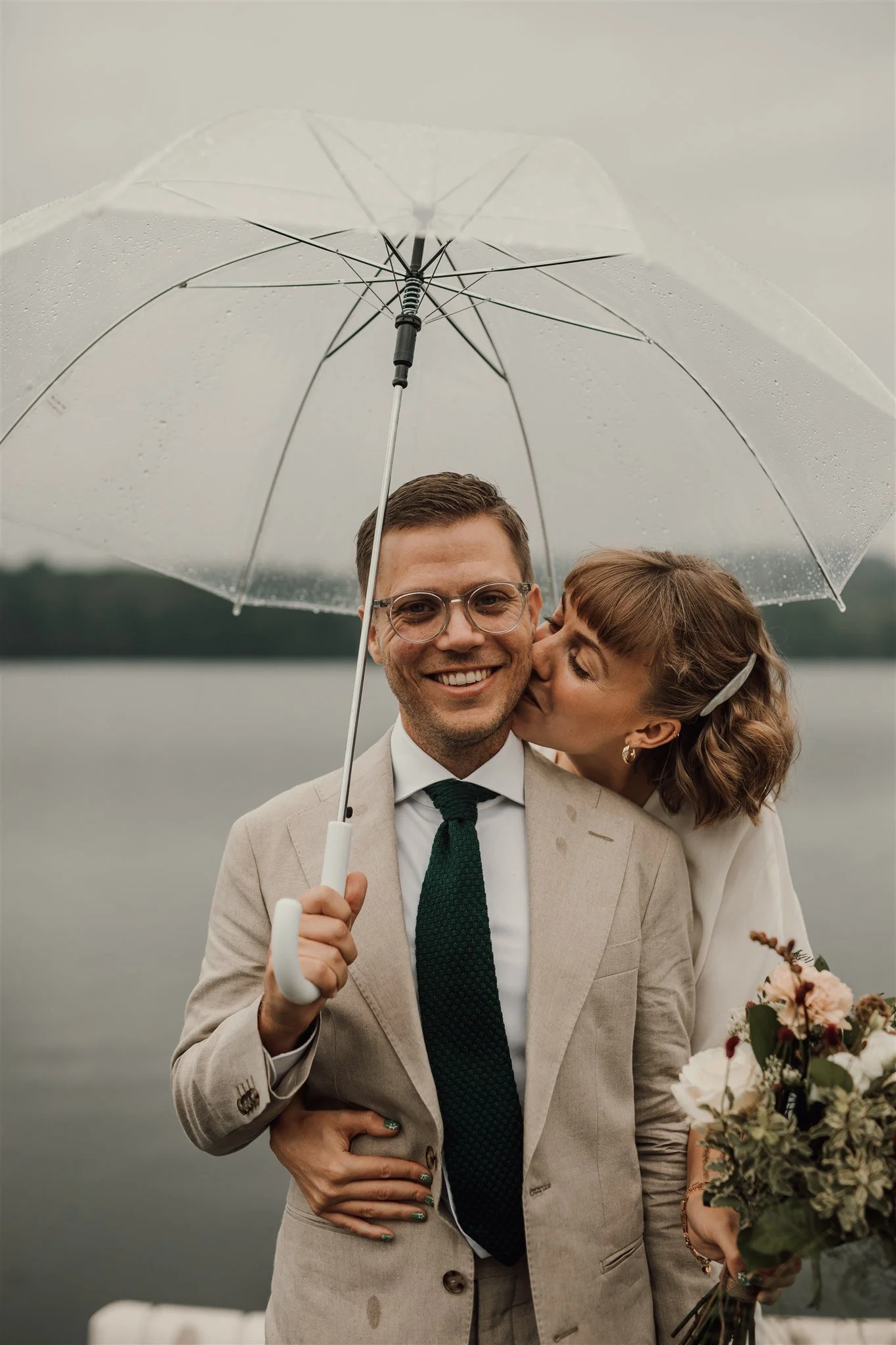Lantligt Septemberbröllop Med Vigsel Och Fest I Lada: Amanda och Martin
