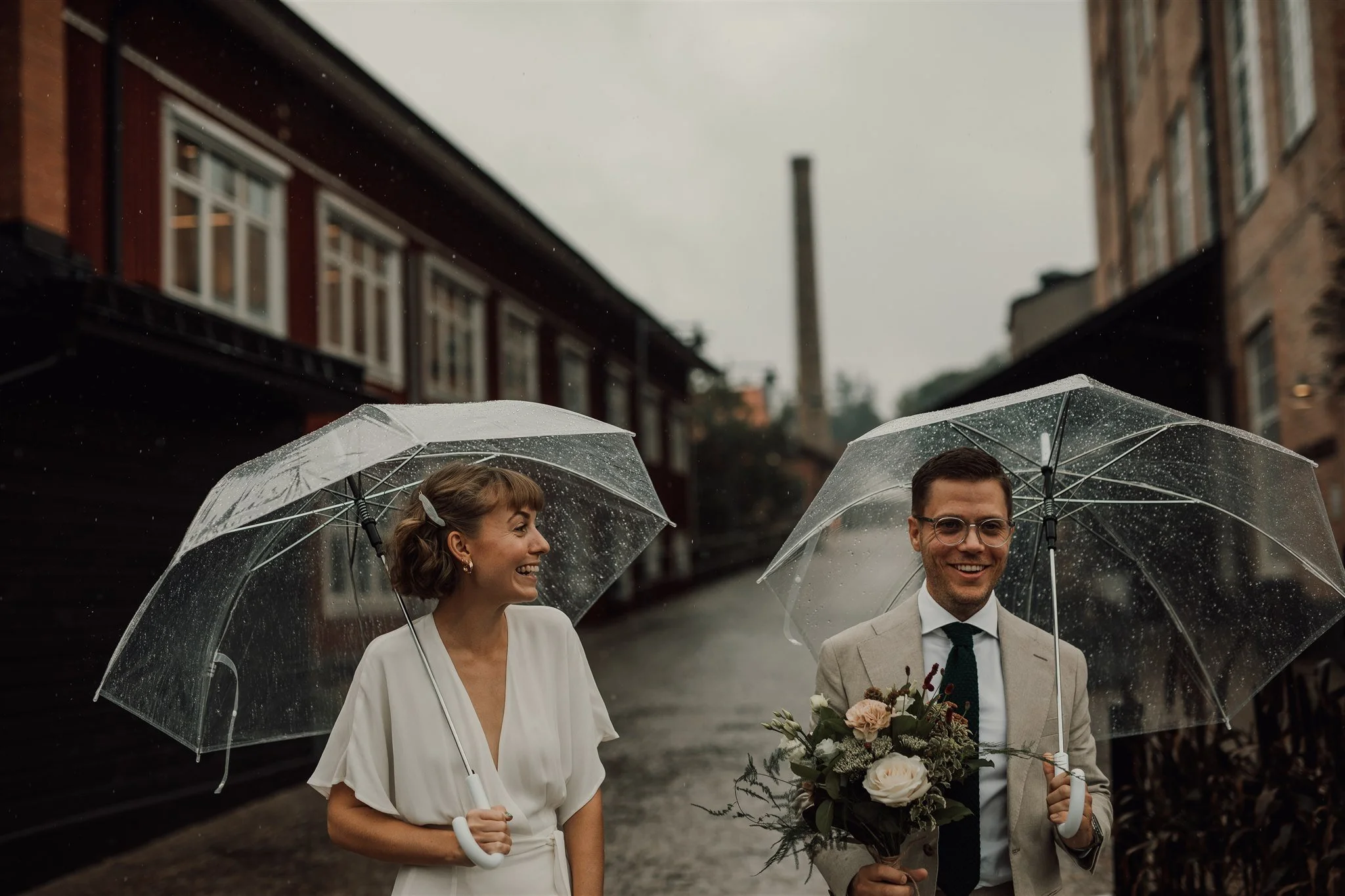 Lantligt Septemberbröllop Med Vigsel Och Fest I Lada: Amanda och Martin