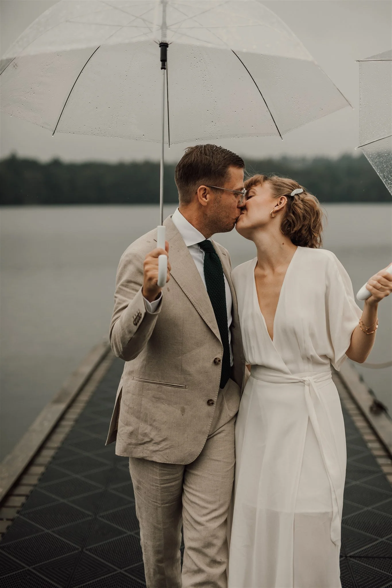 Lantligt Septemberbröllop Med Vigsel Och Fest I Lada: Amanda och Martin