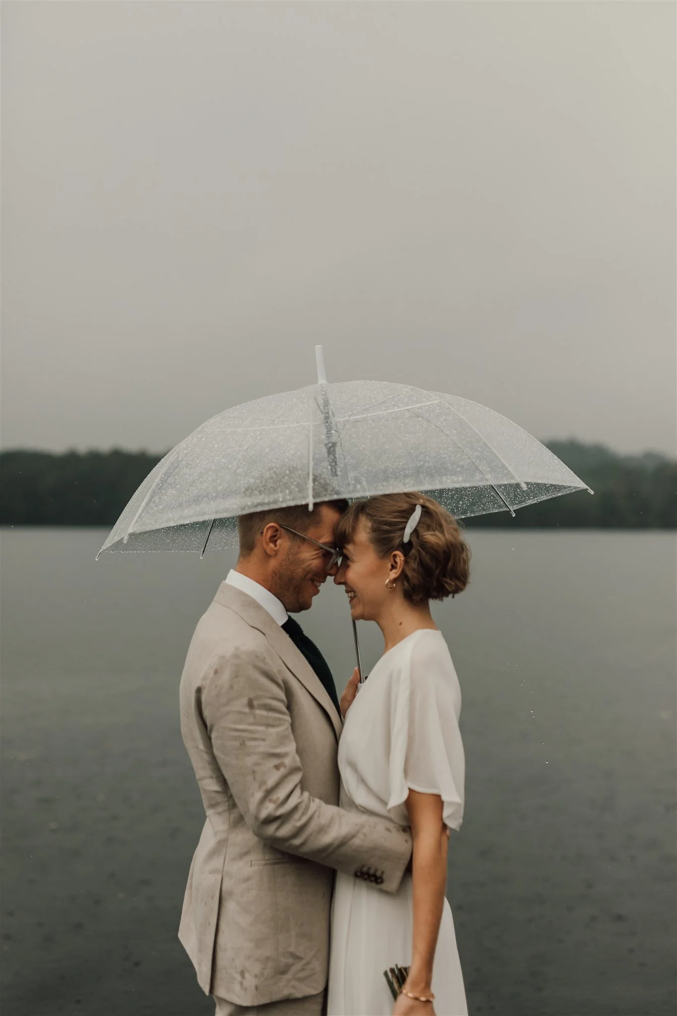Lantligt Septemberbröllop Med Vigsel Och Fest I Lada: Amanda och Martin