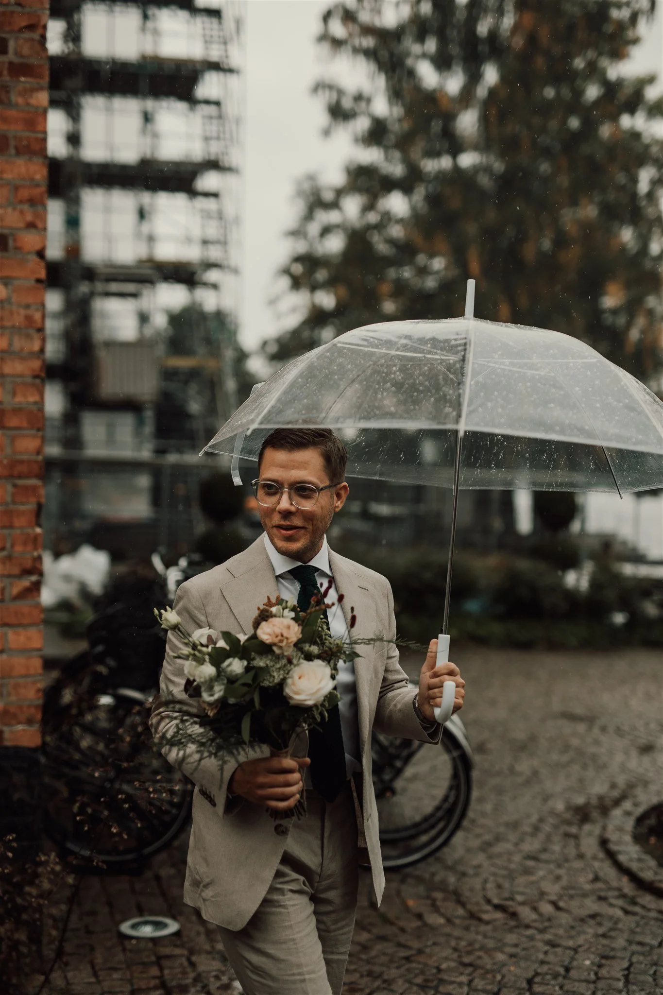 Lantligt Septemberbröllop Med Vigsel Och Fest I Lada: Amanda och Martin