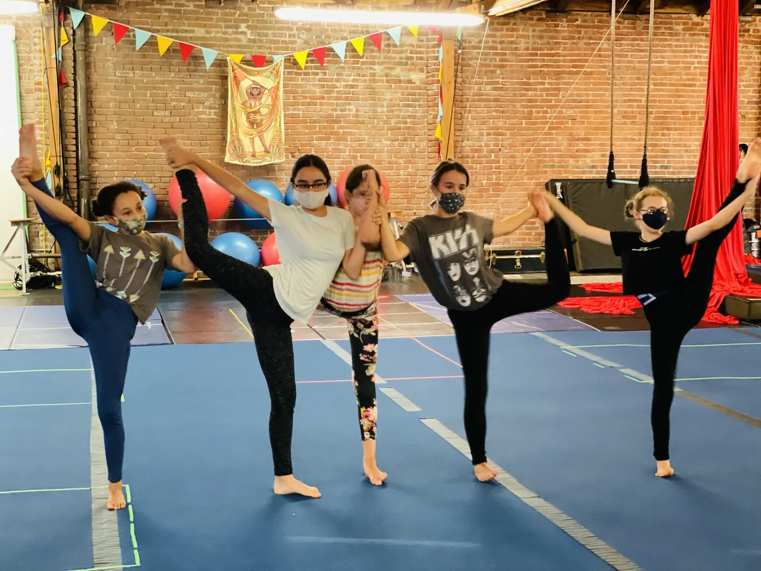 Cirque Kids — Cirque School