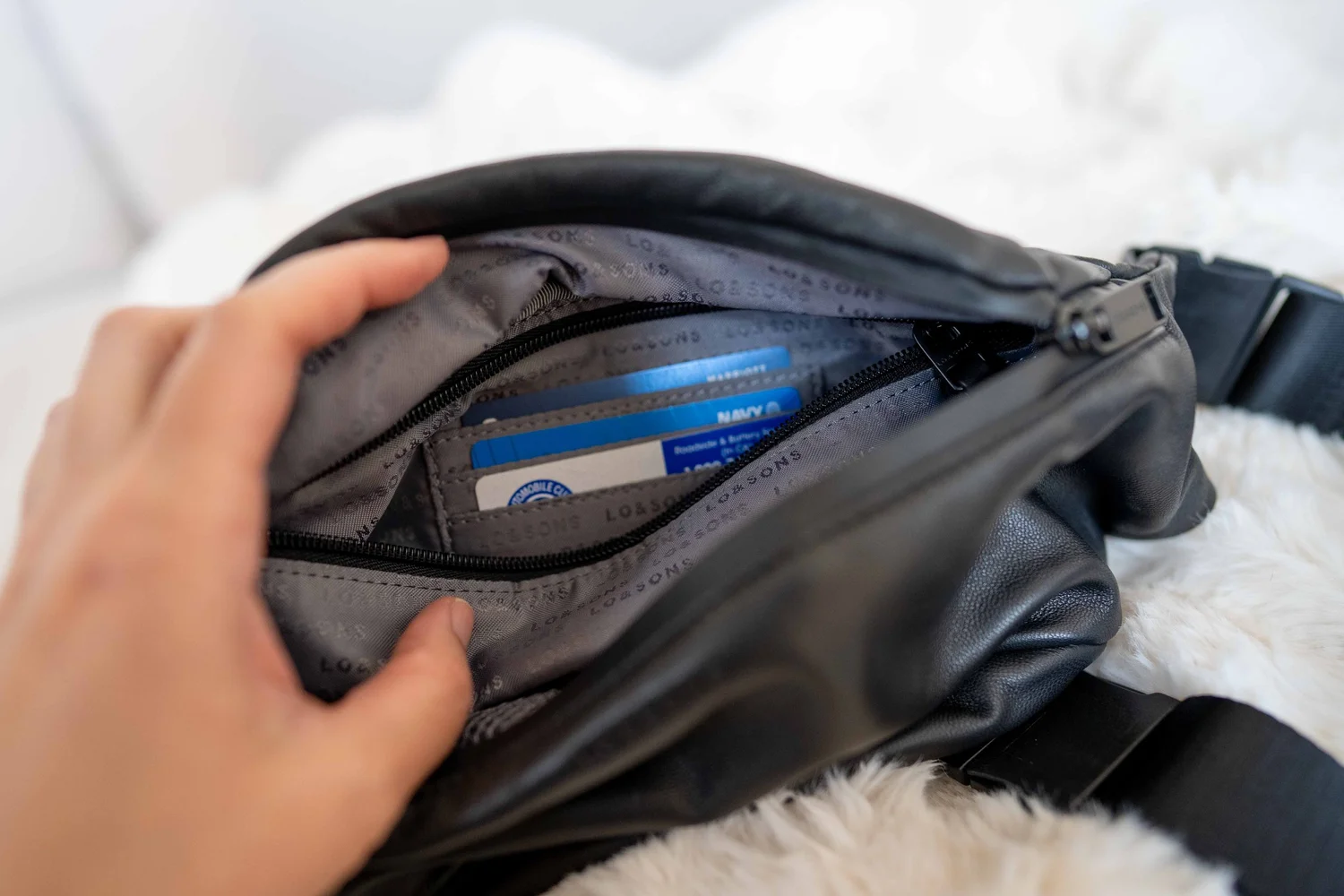Lo and Sons - The Bond Bag Review - Travel Pockets