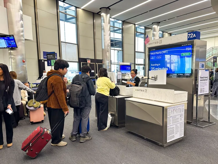 United Economy and Economy Plus Experience from LAX to NRT - Travel Pockets