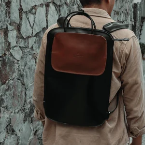 CASE Backpack — Lo Esencial