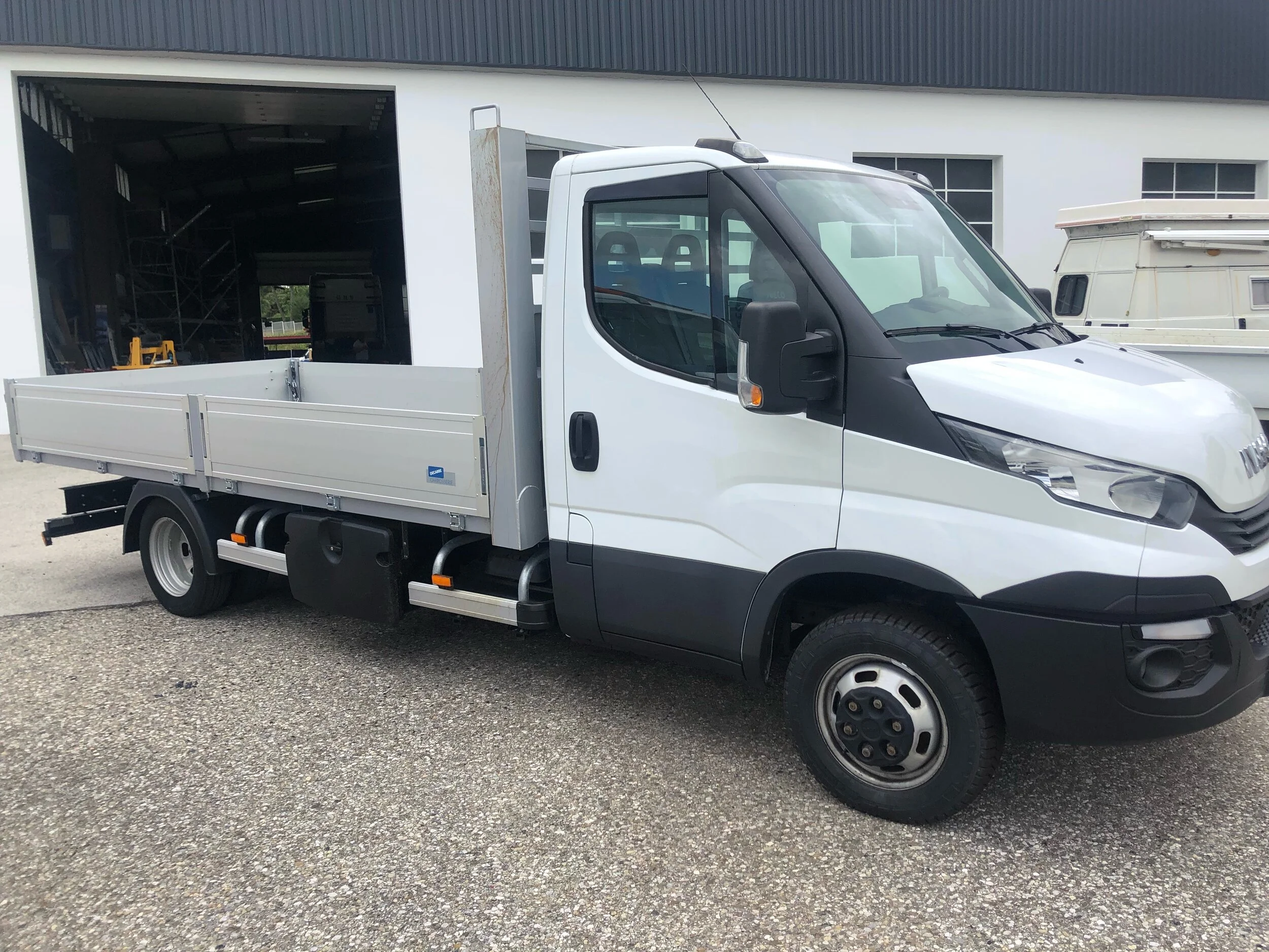 DECARRE UTILITAIRES OCCASIONS - Fourgon, caisse, caisse-hayon, benne