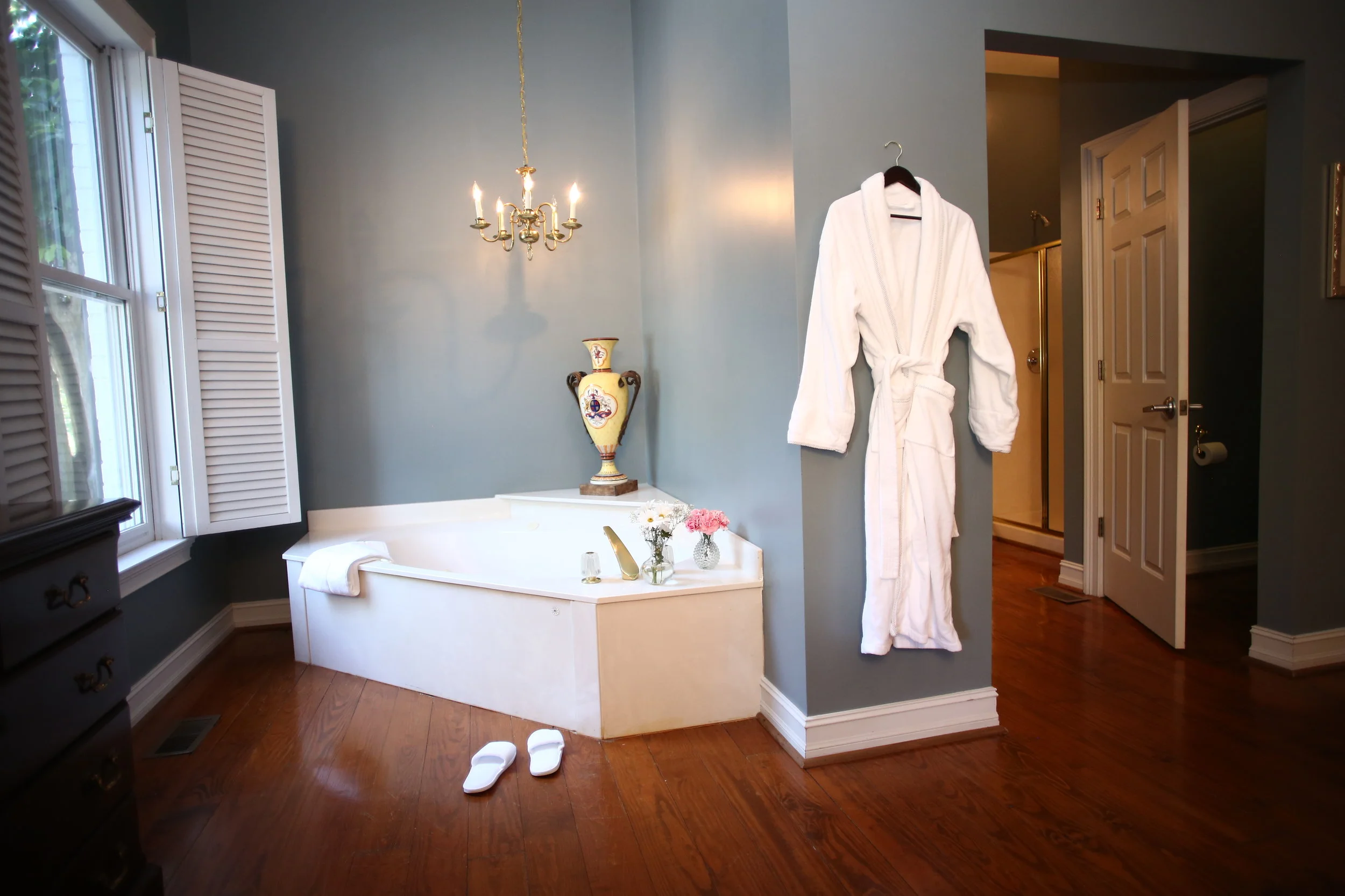 Manor Guest Room With Spa Tub — Stone Mountain Manor | Boutique Inn ...